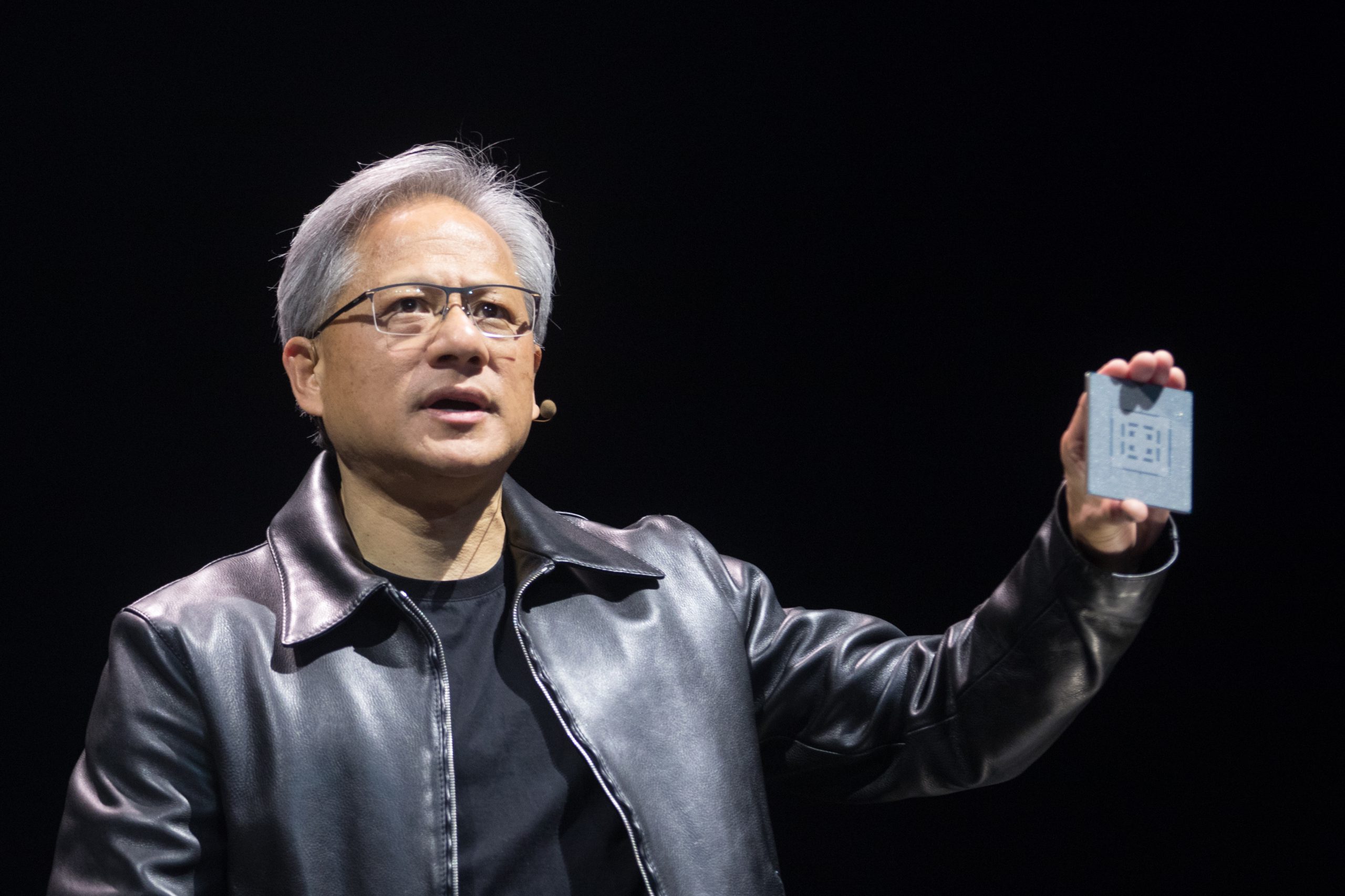 Nvidia nuovo record, ora vale 3 trilioni di dollari e supera Apple