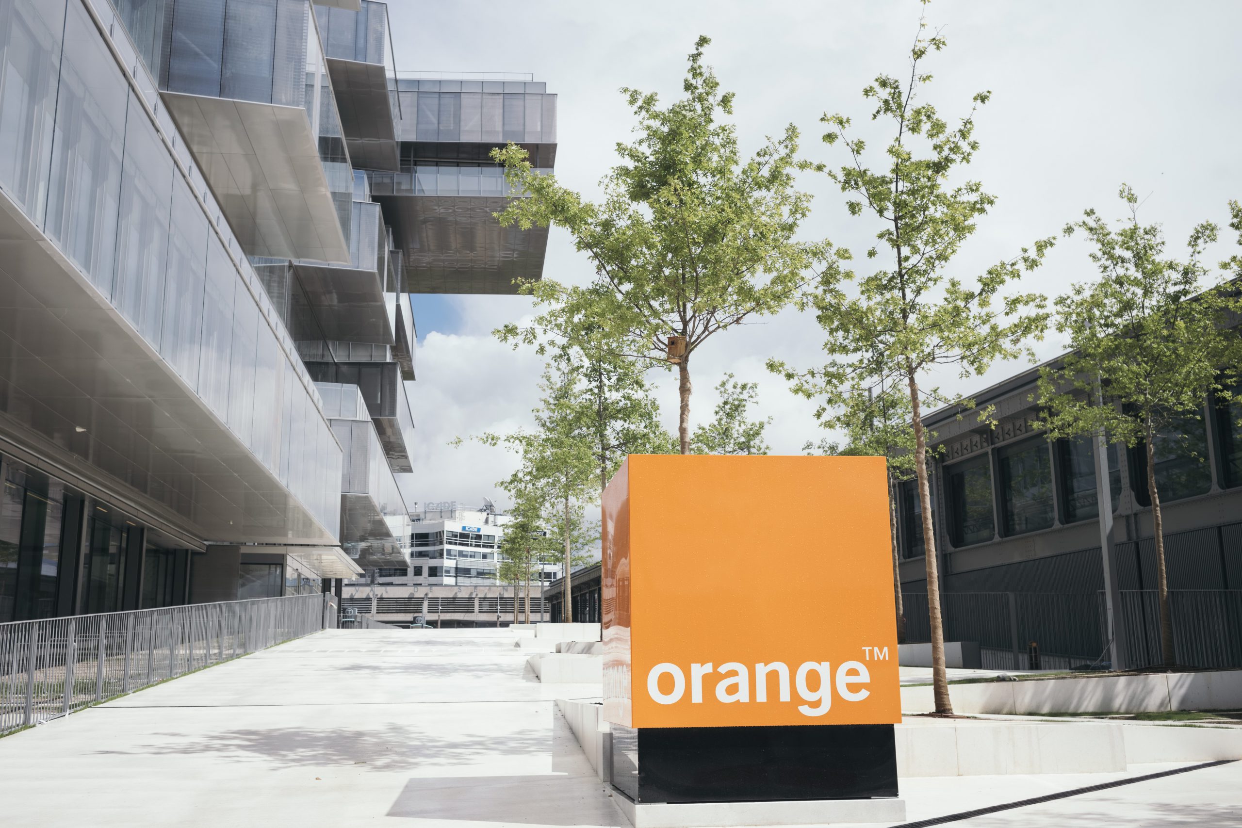Orange rilancia l'offerta satellitare per rispondere a Starlink