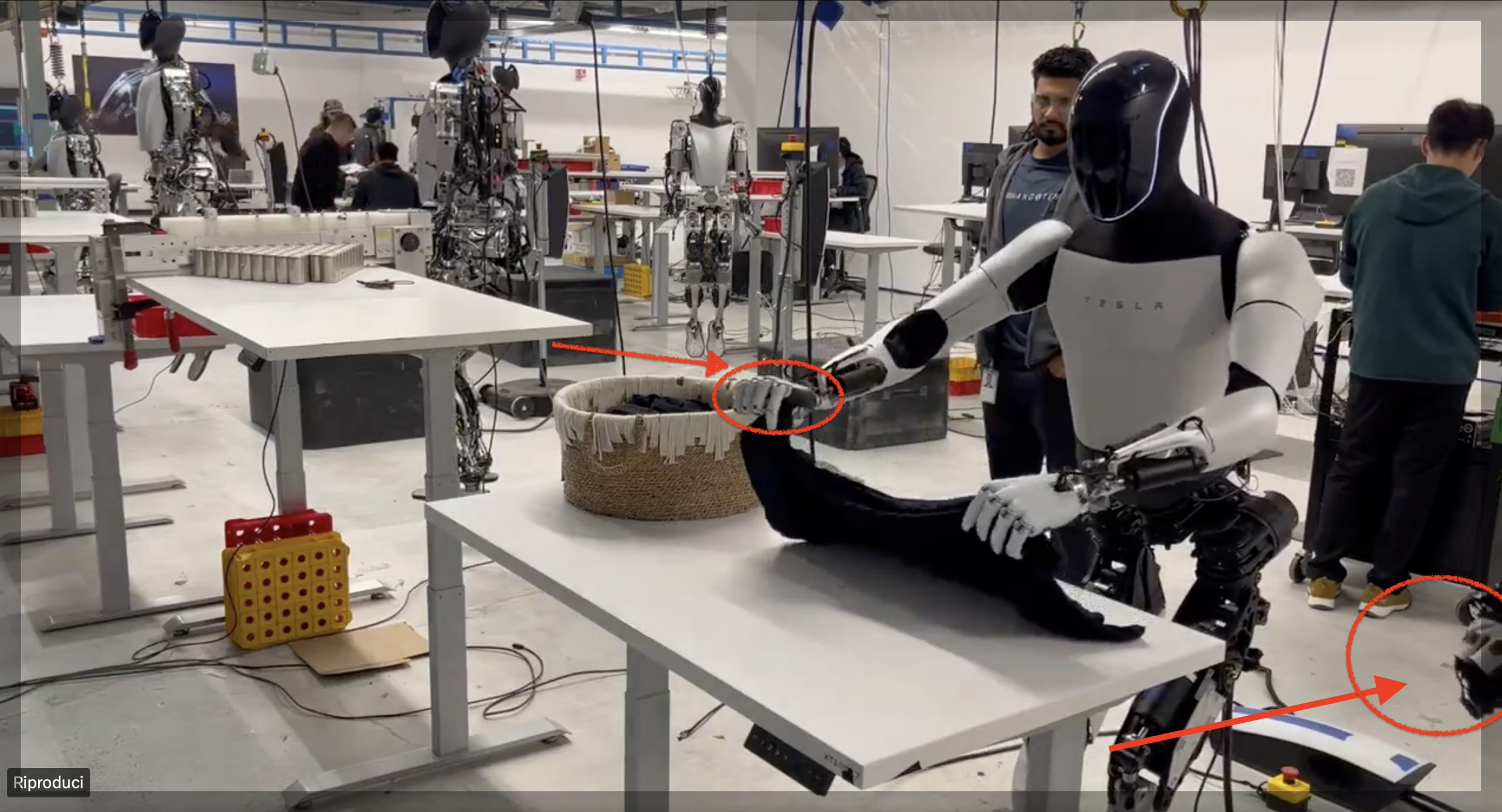 Il robot di Tesla non piega la maglietta in modo autonomo