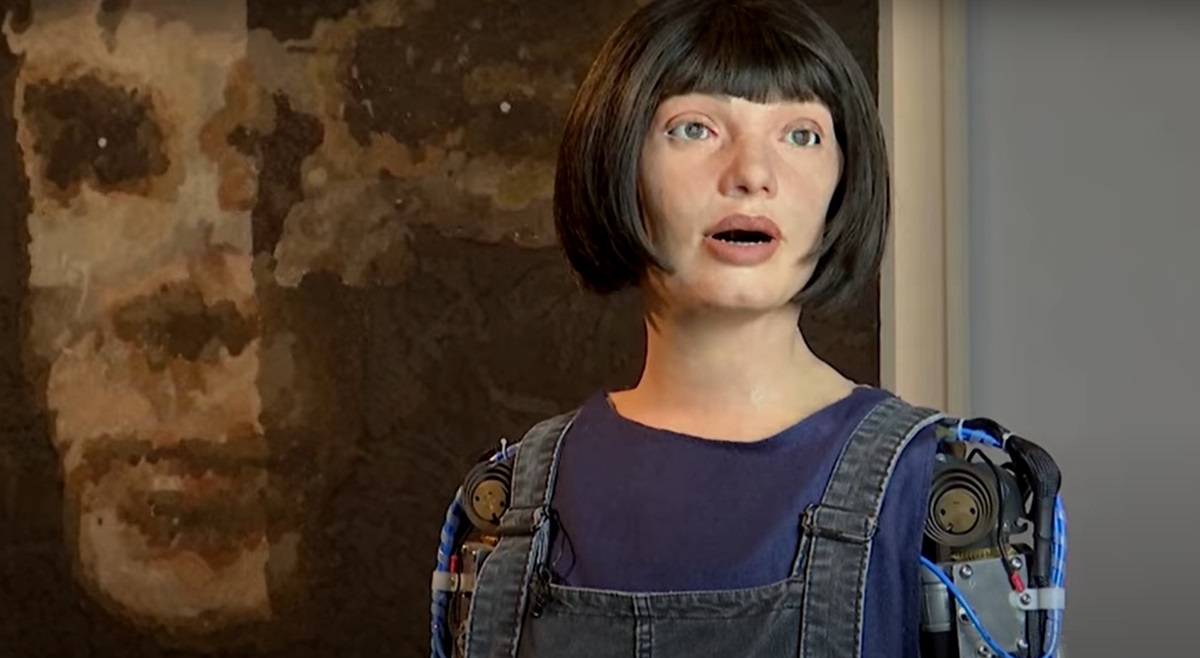 Robot umanoide dipinge ritratto di Alan Turing "AI God"