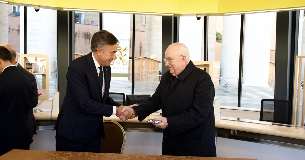 Poste Italiane inaugura il nuovo ufficio postale mobile Vaticano in ...